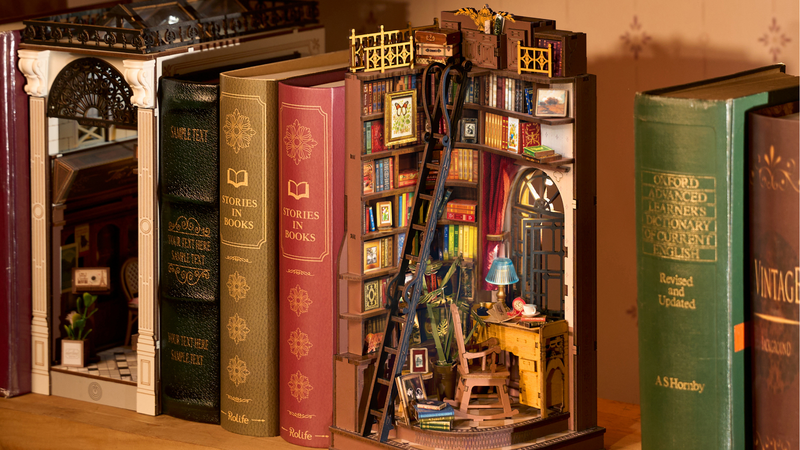 Boeken in de boekenkast van het hoek book nook bouwpakket van Rolife en ...
